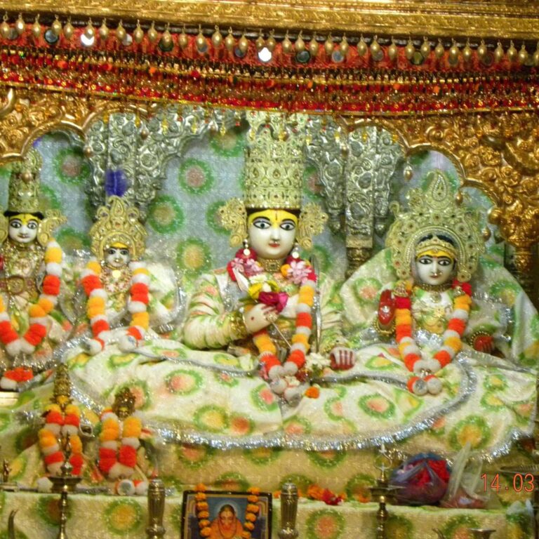 Hanuman Garhi Mandir - Ayodhya Dham Travel Guide